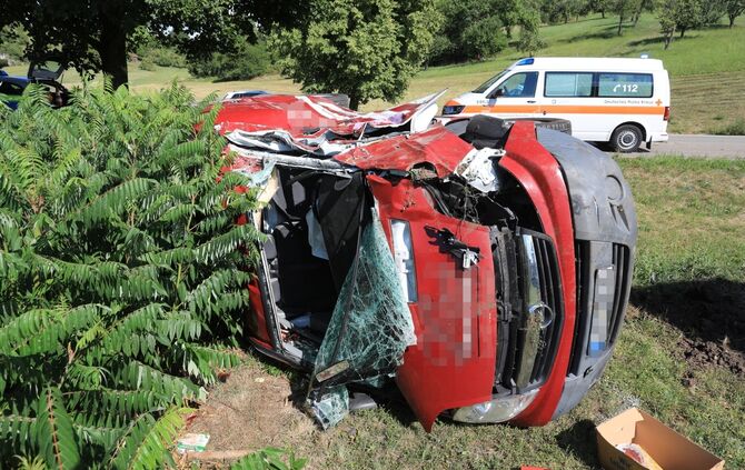 Zwischen Miedelsbach und Michelau: Transporter überschlägt sich, Fahrer schwer verletzt ...