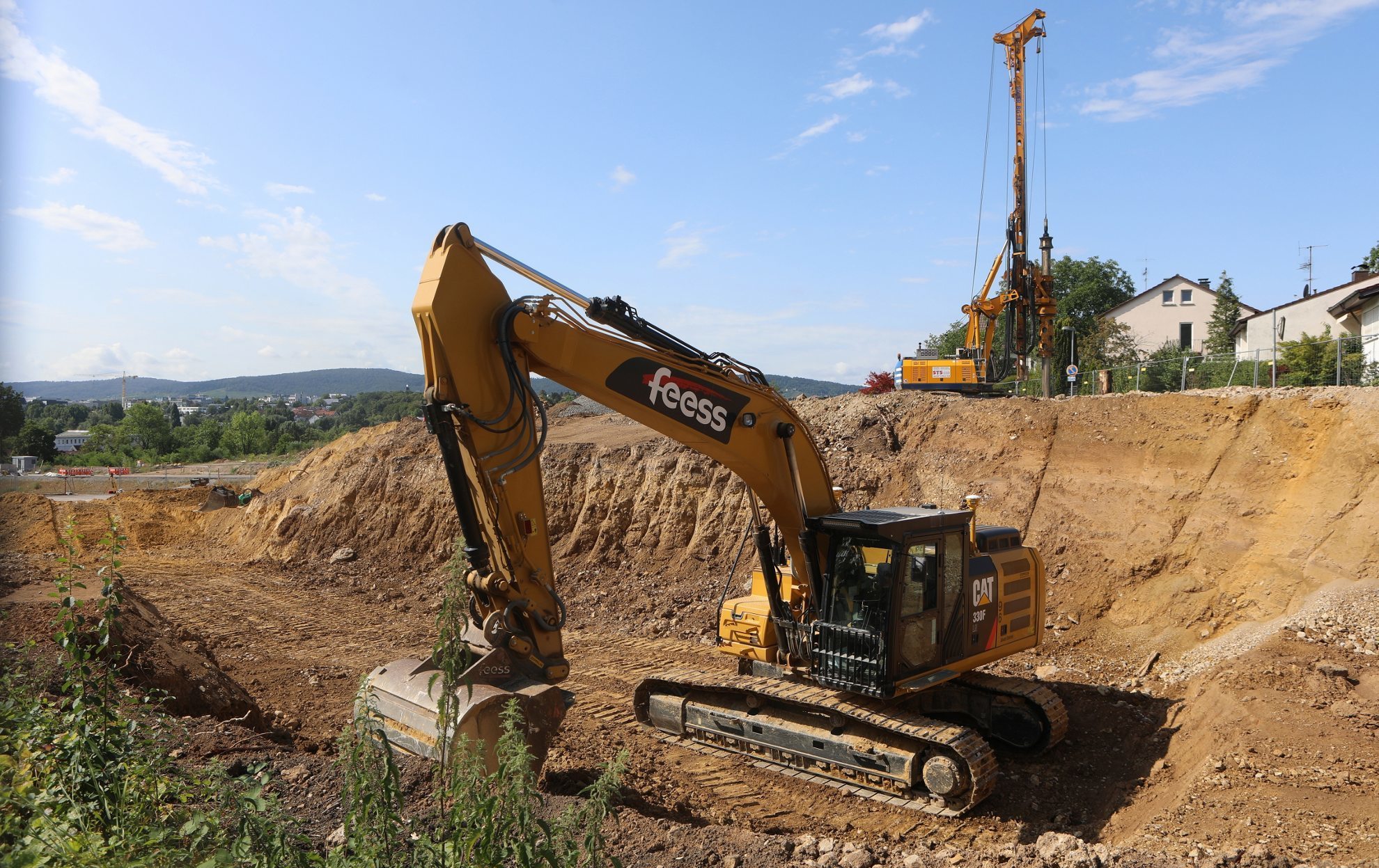 Bagger heben Baugrube für die ersten Wohnungen aus - Nachrichten aus ...