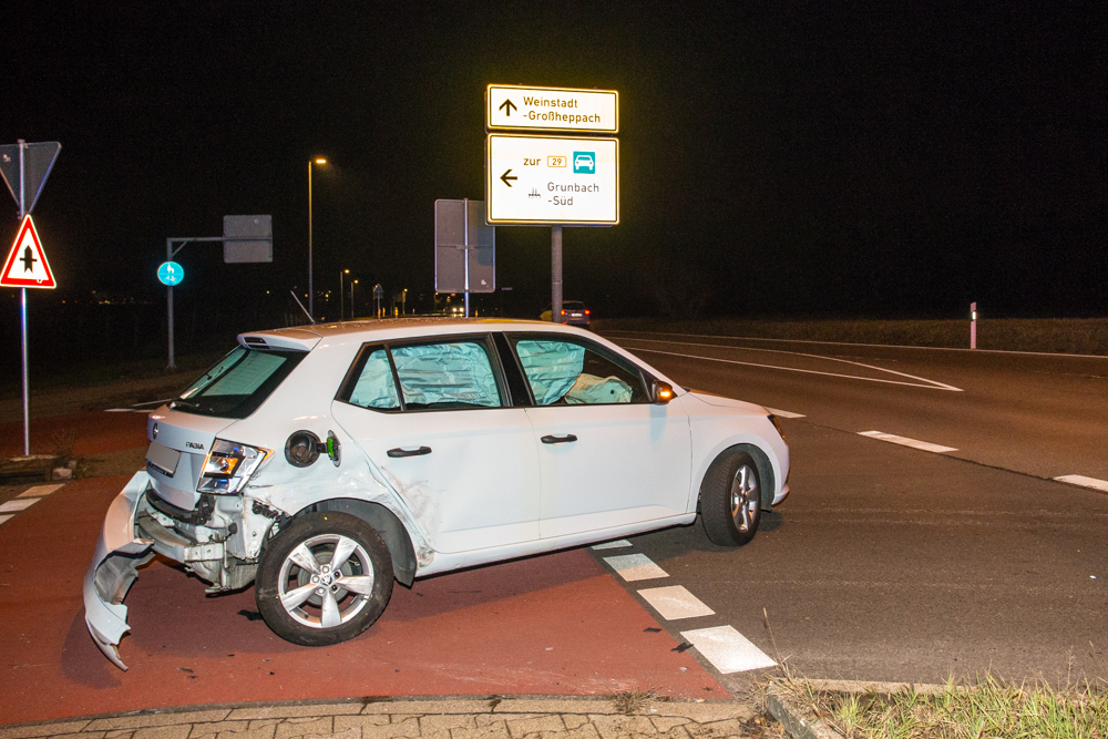 Schwerer Unfall mit Streifenwagen: Zwei Verletzte - Polizeibericht Rems-Murr-Kreis ...