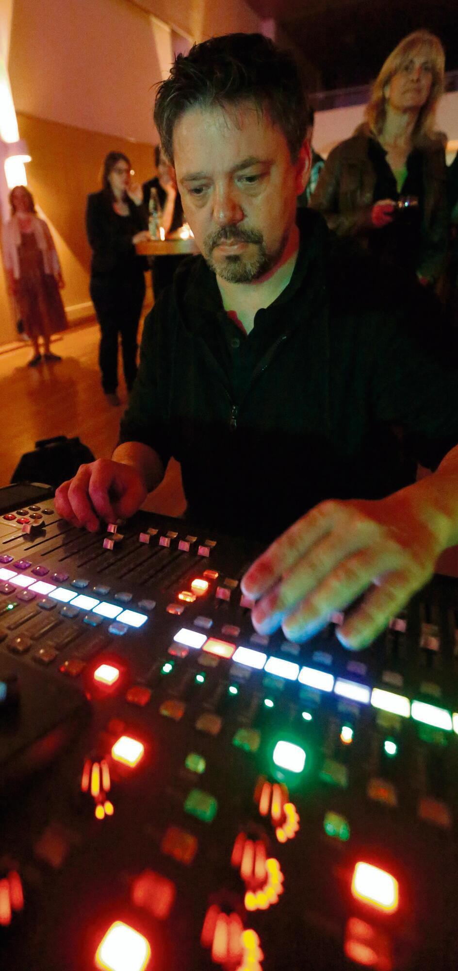 Schorndorfer Tontechniker Joe Saling schenkt Familie mit vier Kindern ...