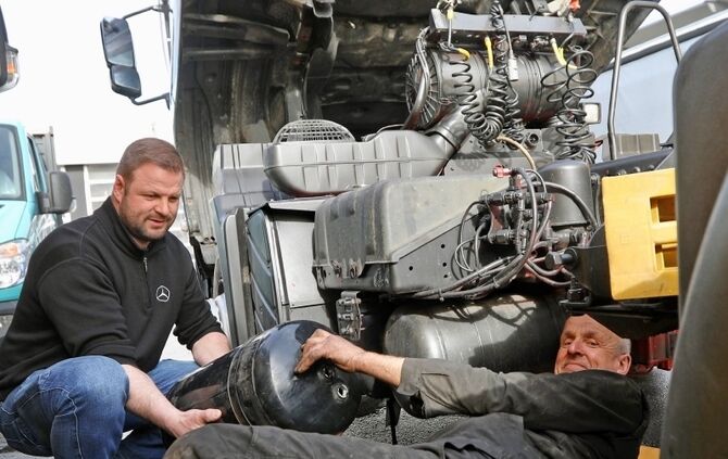 Autohaus Lorinser aus Waiblingen repariert kostenlos die Zugmaschine ...