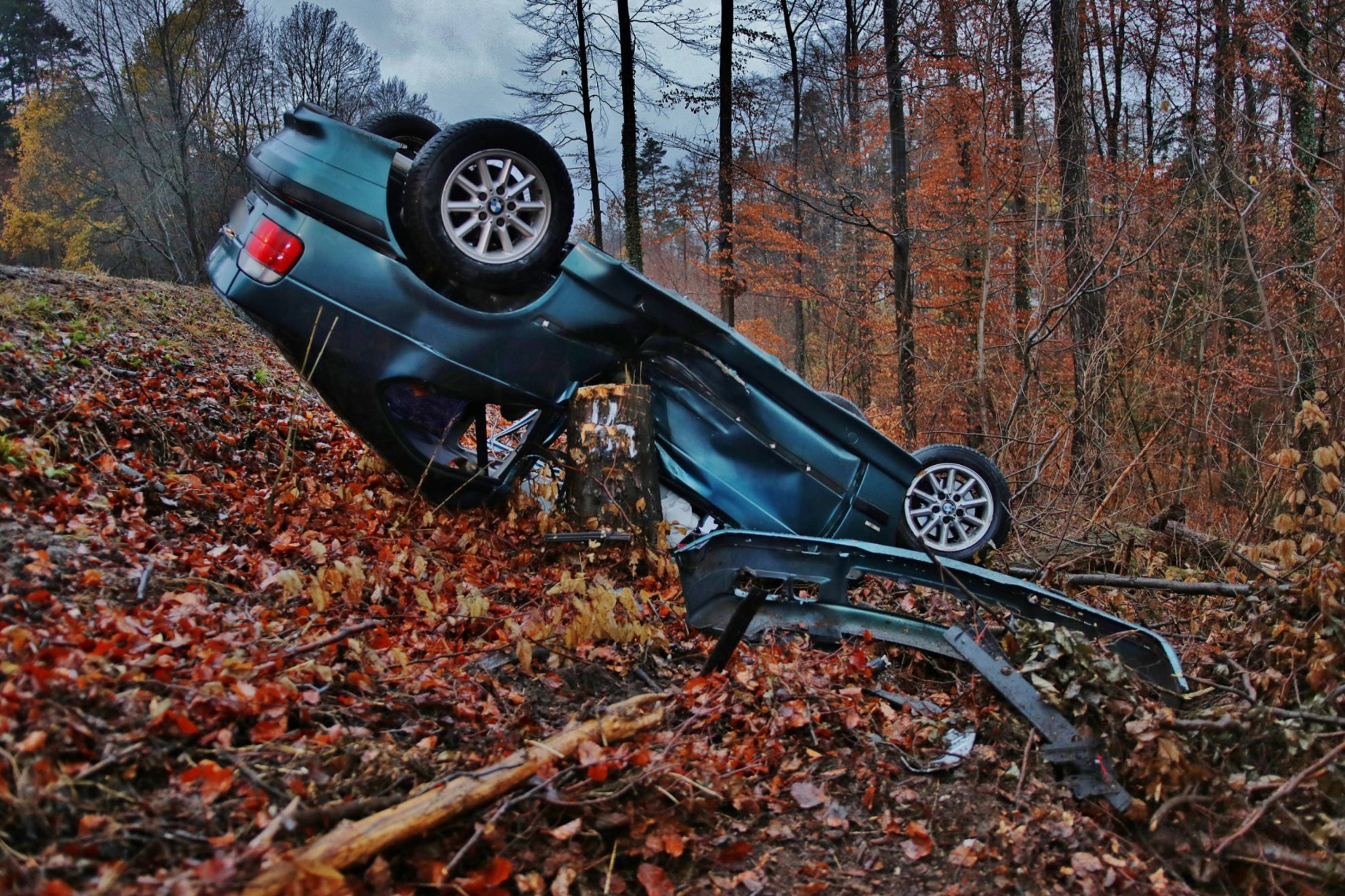 Auto überschlägt sich und prallt gegen Baum - Polizeibericht Rems-Murr-Kreis - Zeitungsverlag ...