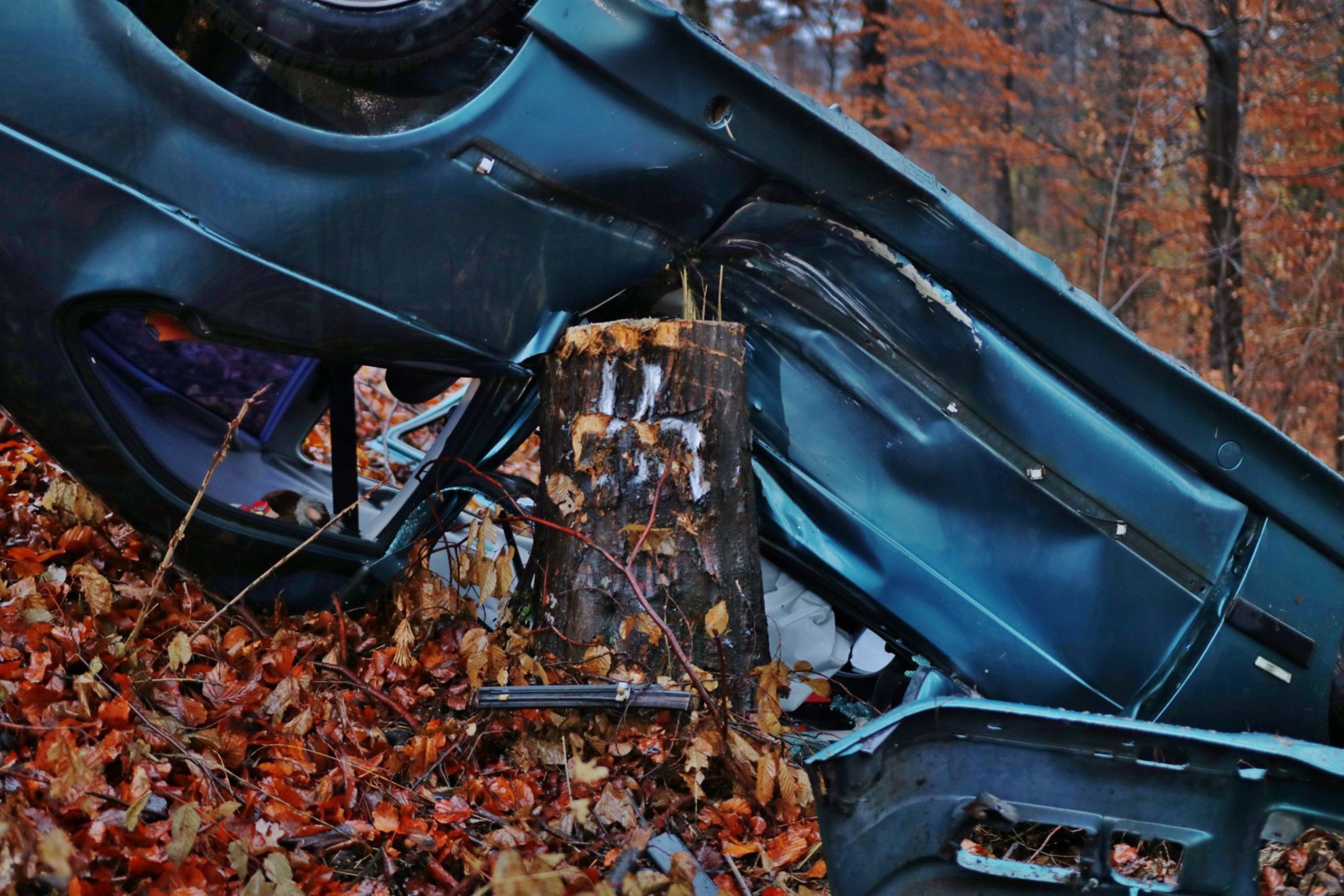 Auto überschlägt sich und prallt gegen Baum - Polizeibericht Rems-Murr-Kreis - Zeitungsverlag ...