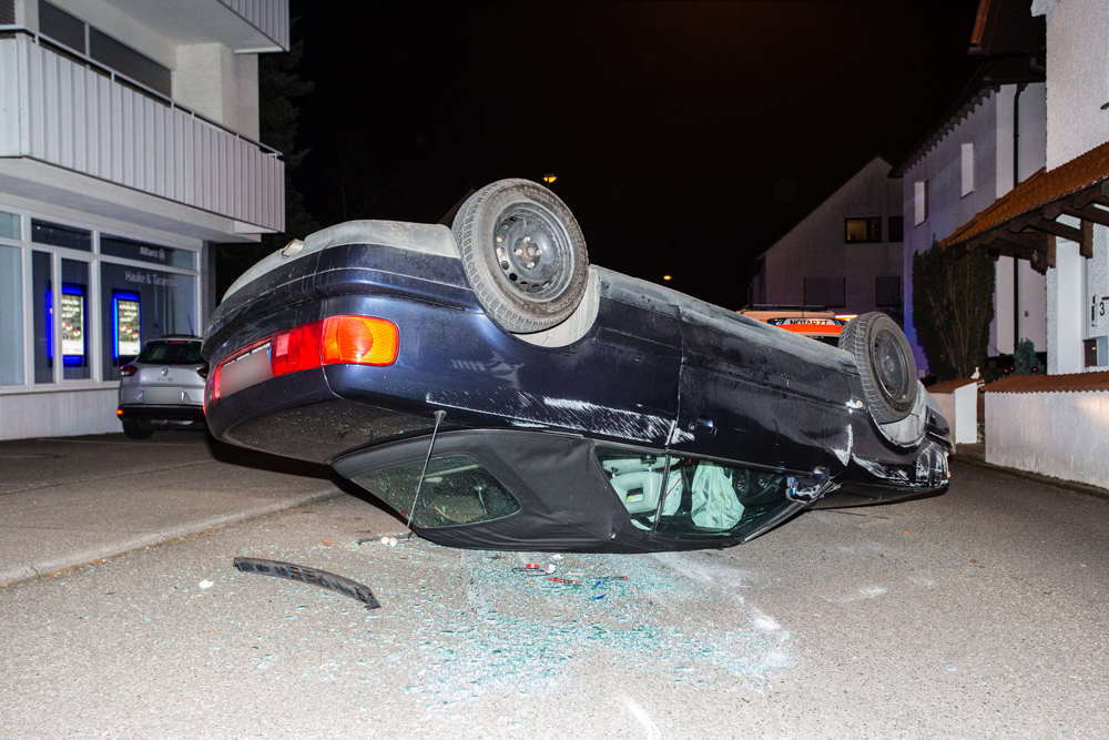 Auto landet nach Unfall auf dem Dach - Polizeibericht Rems-Murr-Kreis - Zeitungsverlag Waiblingen