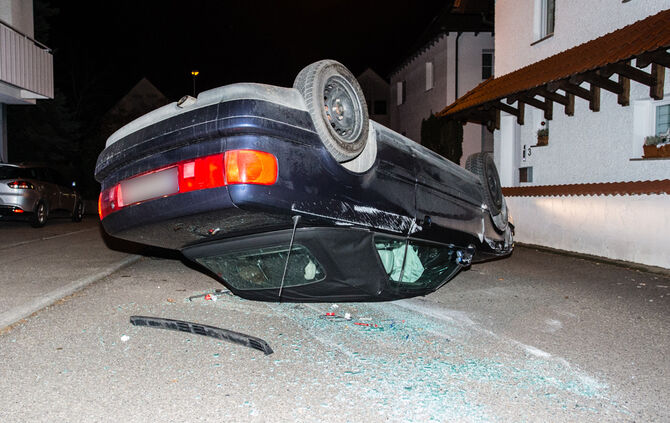 Auto landet nach Unfall auf dem Dach - Polizeibericht Rems-Murr-Kreis - Zeitungsverlag Waiblingen