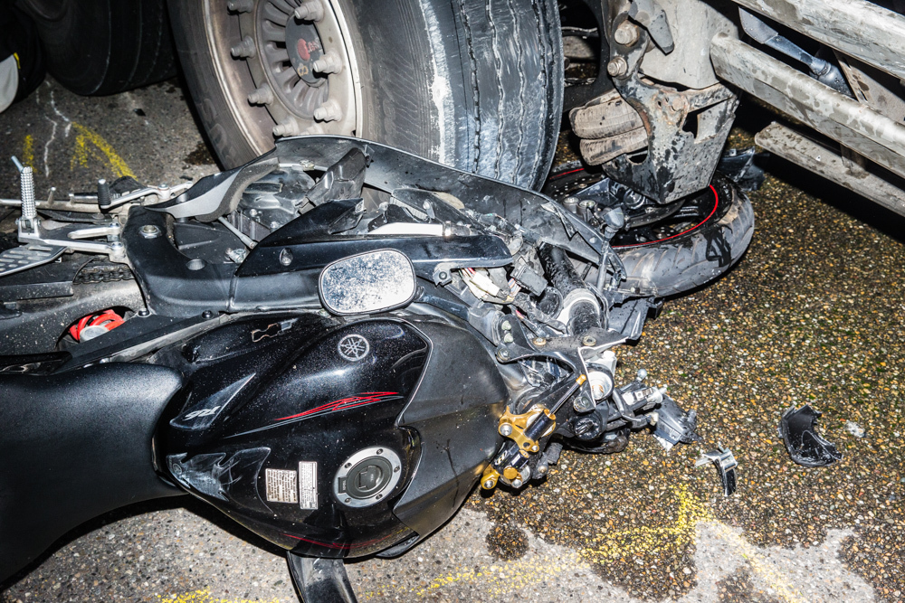 Unfall: Motorrad unter Lkw eingeklemmt - Polizeibericht Rems-Murr-Kreis - Zeitungsverlag Waiblingen