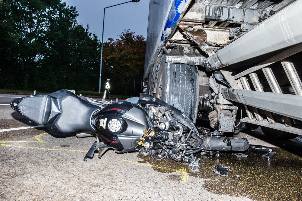 Unfall: Motorrad unter Lkw eingeklemmt - Polizeibericht Rems-Murr-Kreis - Zeitungsverlag Waiblingen