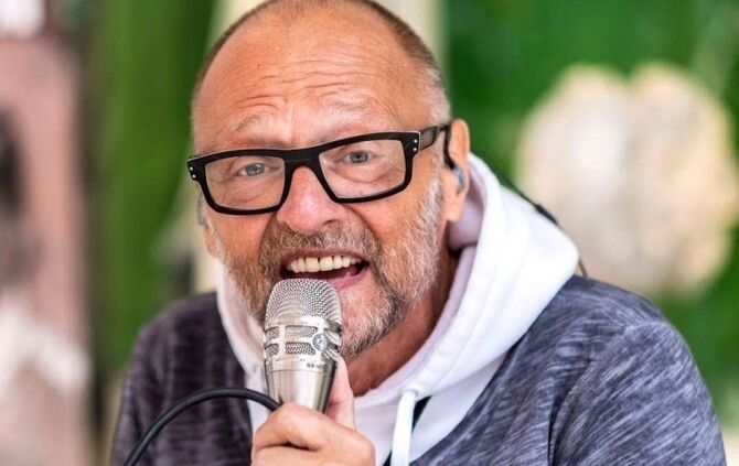 David Hanselmann singt am 19.6. im VfL-Biergarten in Waiblingen ...