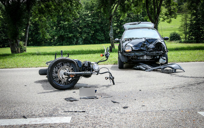 Schwerer Unfall in Berglen: 23-jähriger Motorradfahrer lebensgefährlich verletzt ...