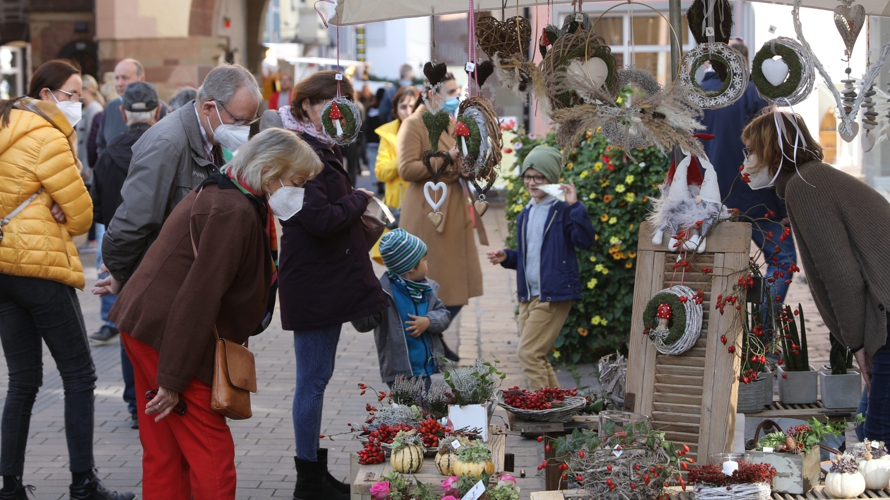 Shopping, Small Talk, Sonnenschein: Der Herbstmarkt lockt viele Besucher nach Winnenden ...