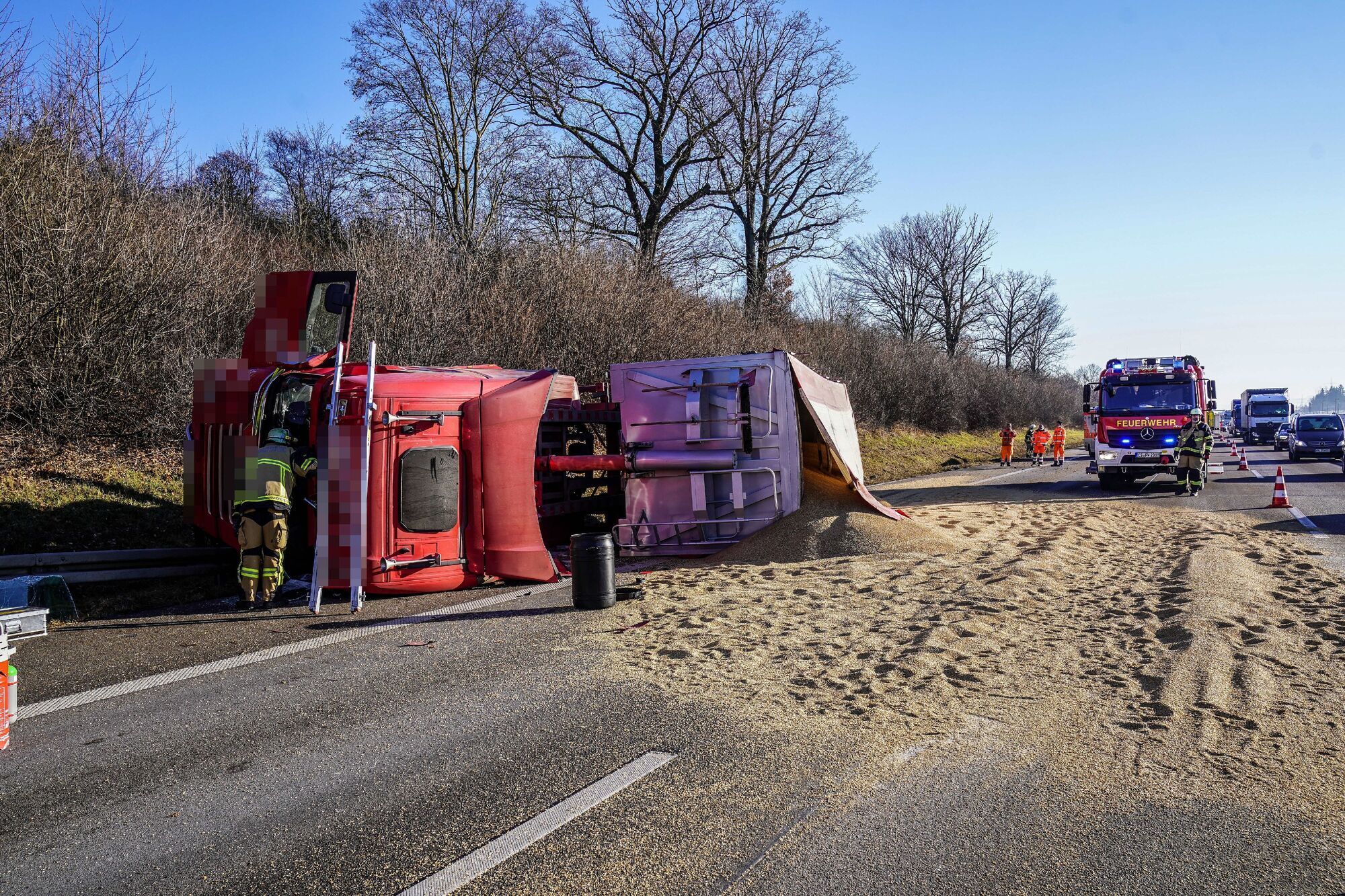 Sattelzug kippt auf A8 bei Esslingen um: Getreide auf Autobahn, langer Stau - Nachrichten aus ...