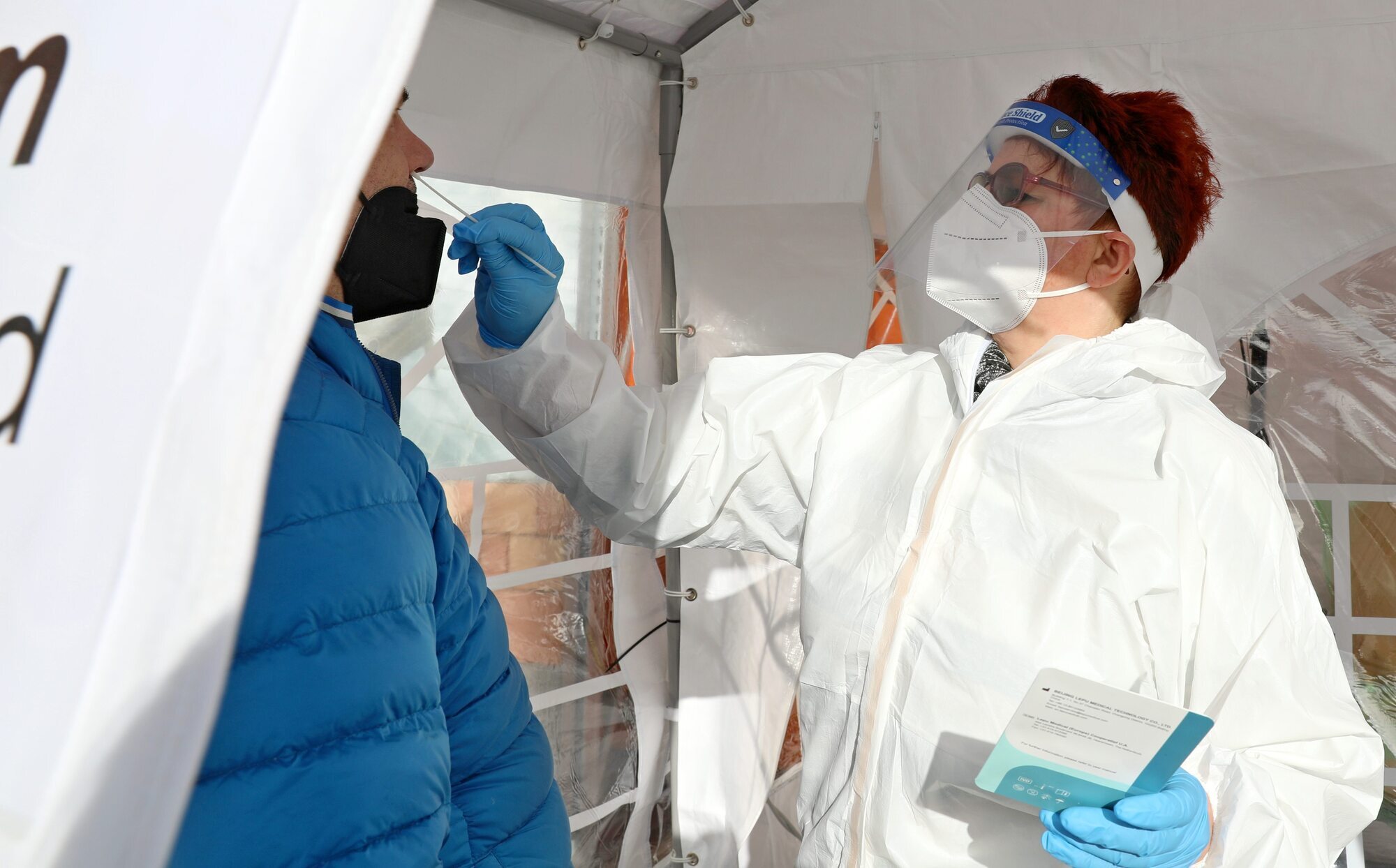 Corona-Test vor Globus Weinstadt: Sabine Moder ist Testerin mit Herz ...