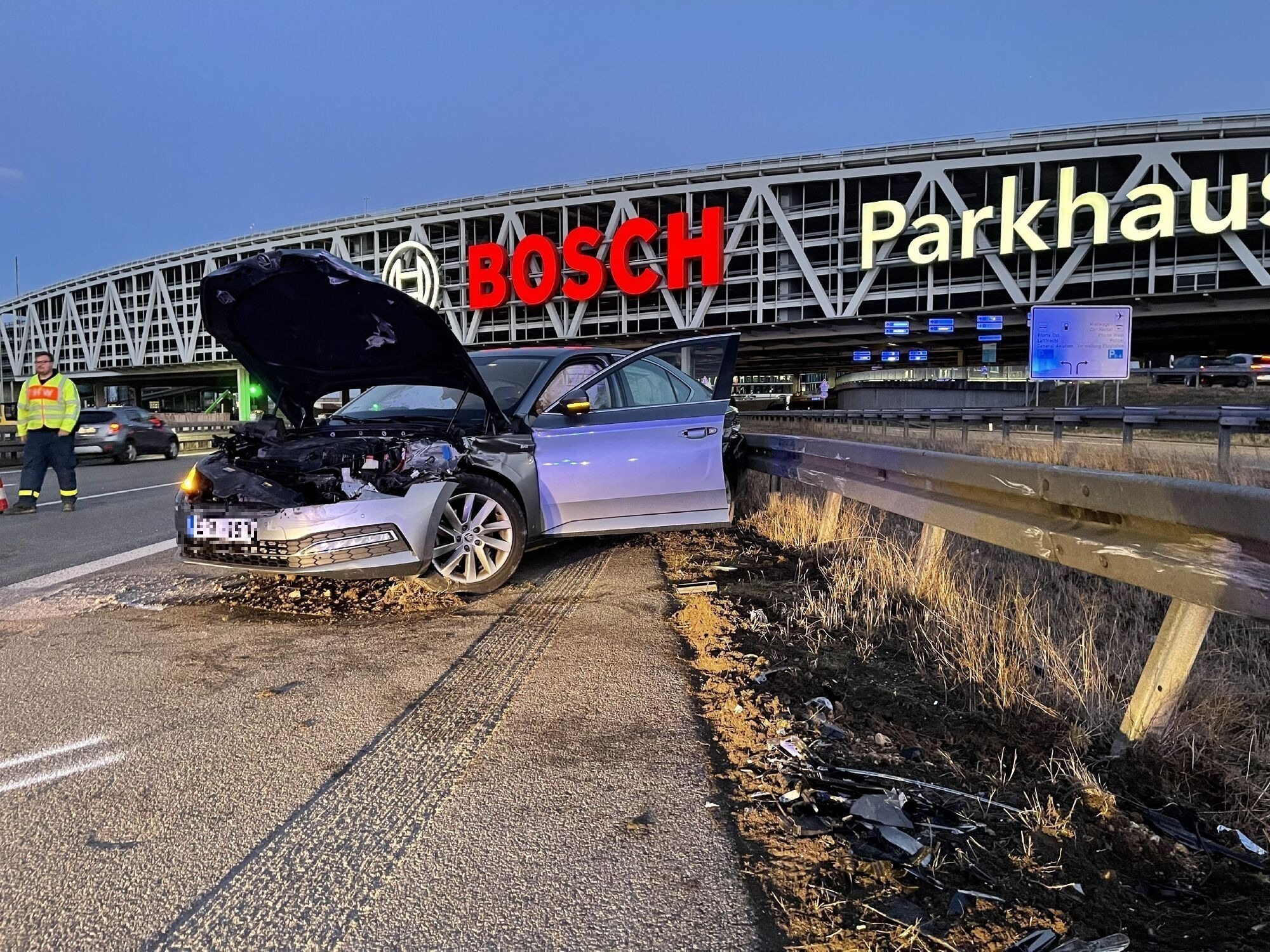 Vollsperrung nach Unfall auf A8 beim Flughafen Stuttgart: Zwei ...