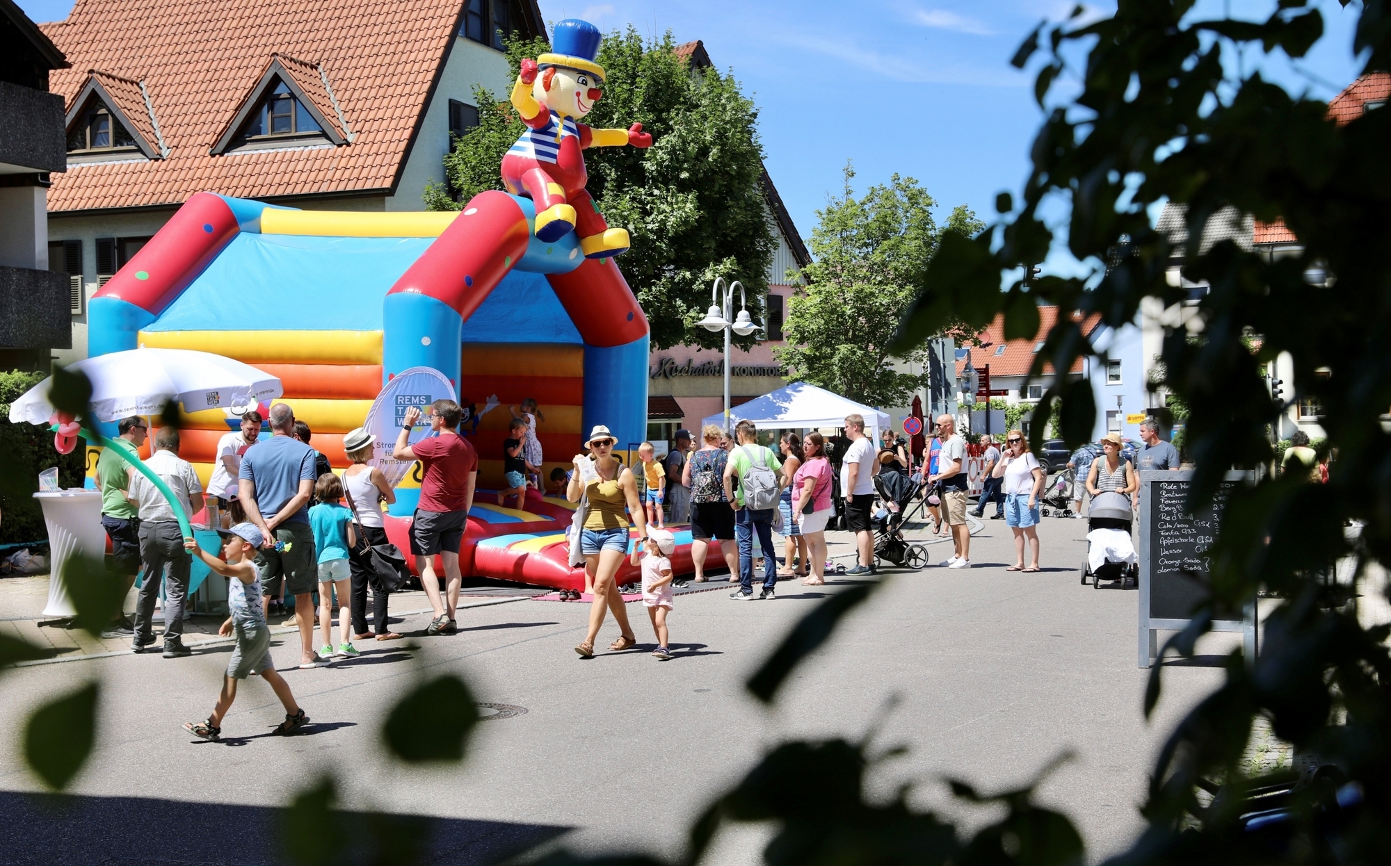 Familien genießen das Angebot beim Brunnenfest in Winterbach ...