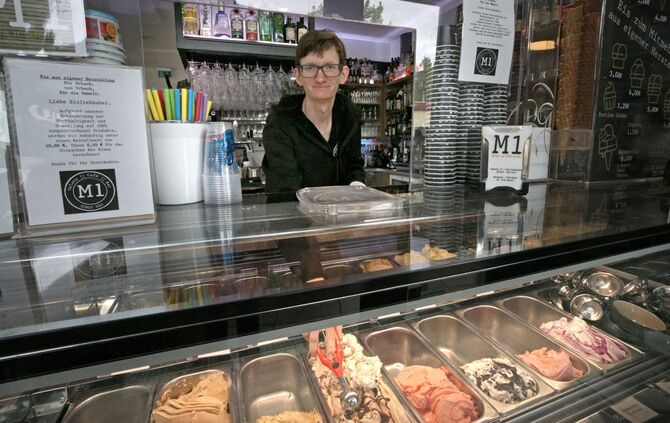 Inklusion im Café "M1" Urbach: Neuer Start ins Berufsleben für Jonathan ...