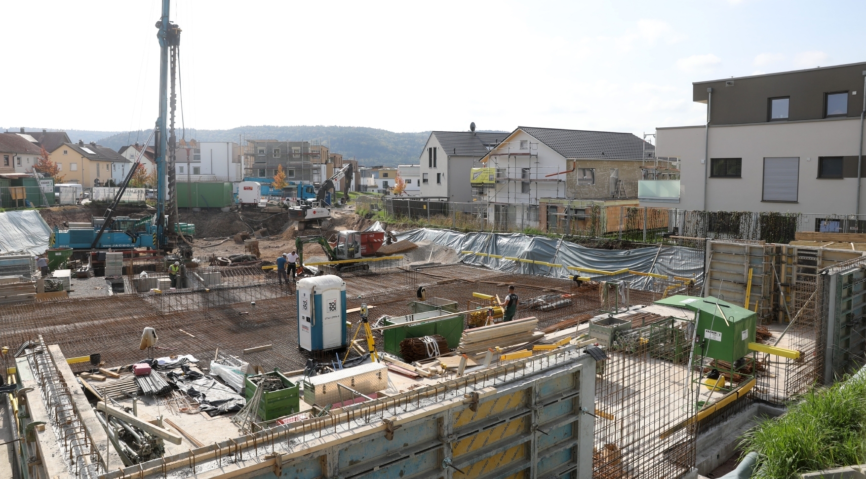 In der Urbacher Mitte verursachen Bauarbeiten Schäden an Pflastern und ...