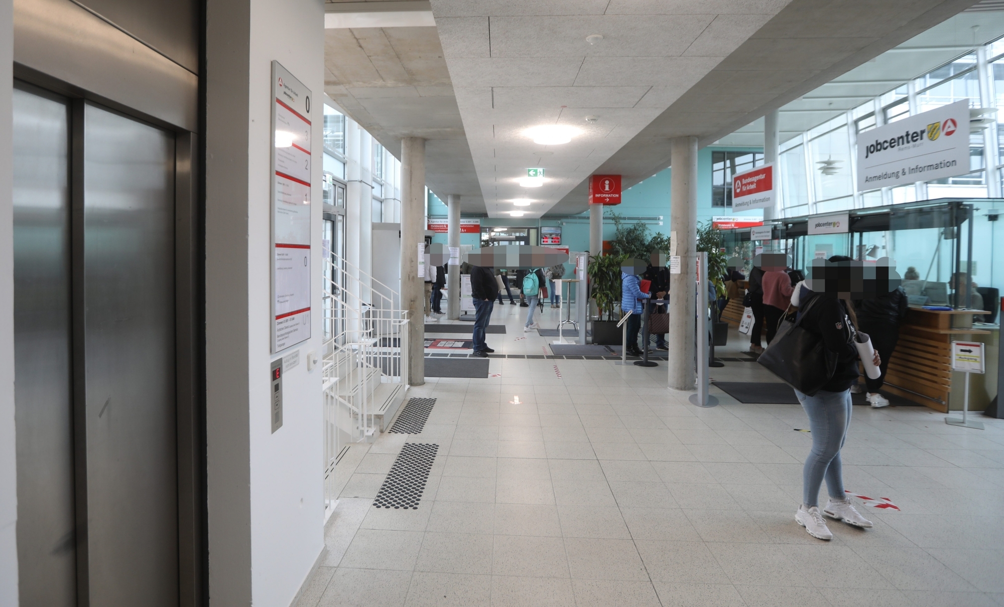 Jobcenter Waiblingen: Security schubst zornigen Schwerbehinderten zu ...