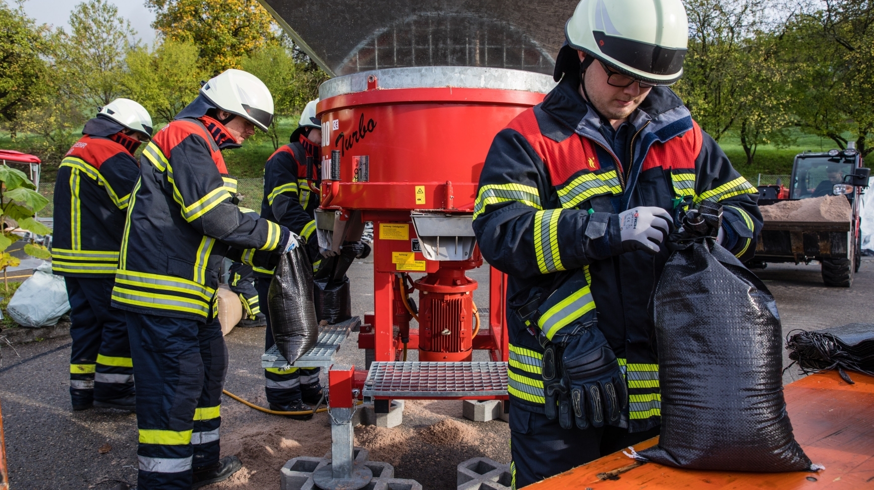 Menschen retten im Hochwasser-Katastrophenfall: Große Übung im Rems ...