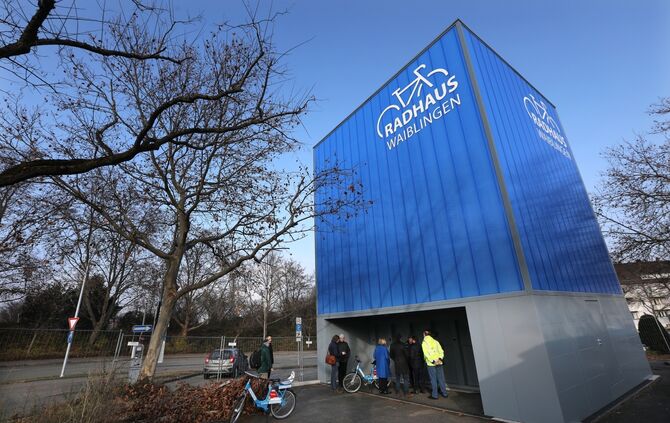 Nur wenige Autos parken im neuen P+R-Parkhaus am Bahnhof Waiblingen ...