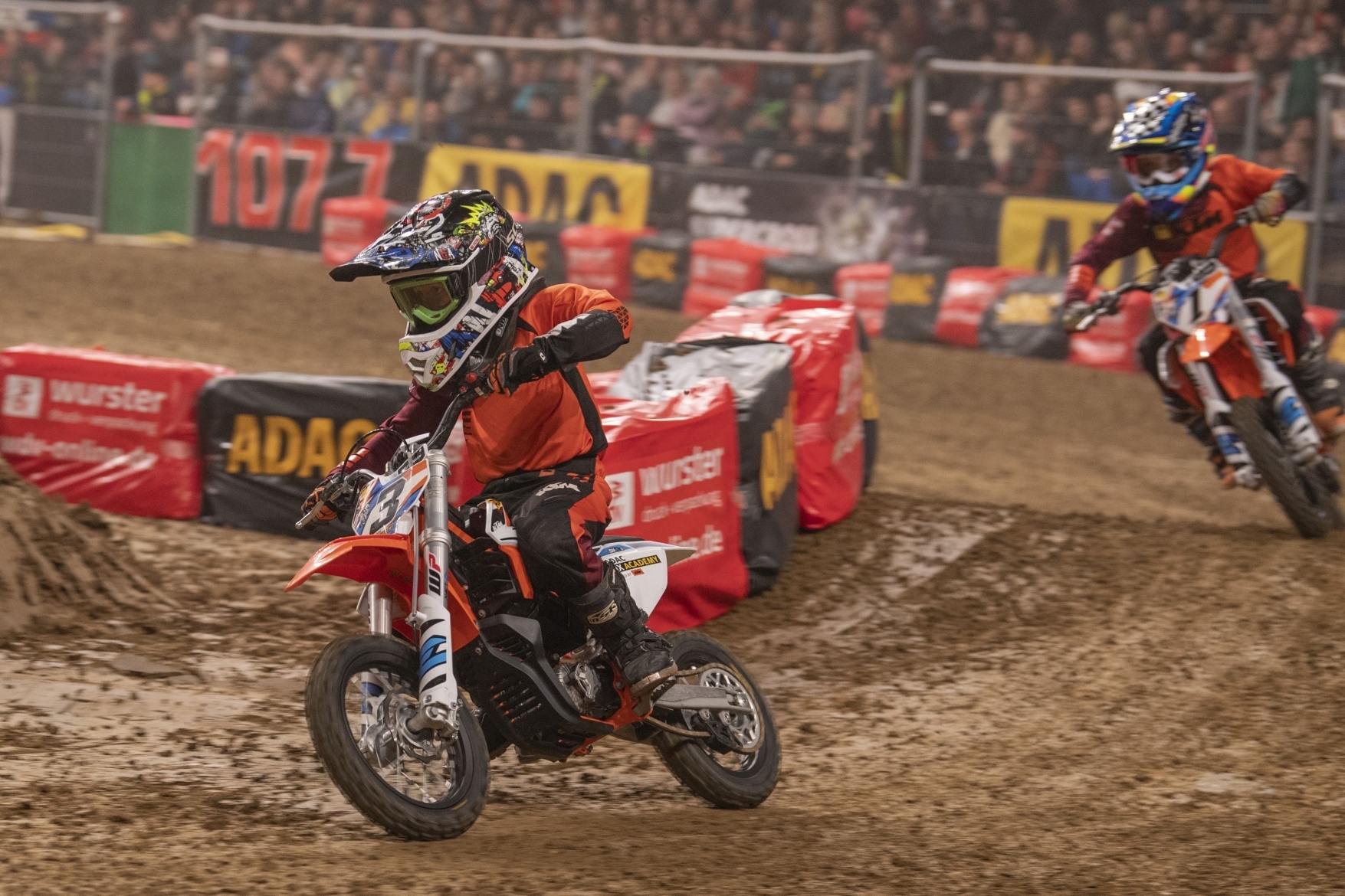 Supercross in Stuttgart: Rudersberger Sam Petreski (9) gewinnt E-Bike ...