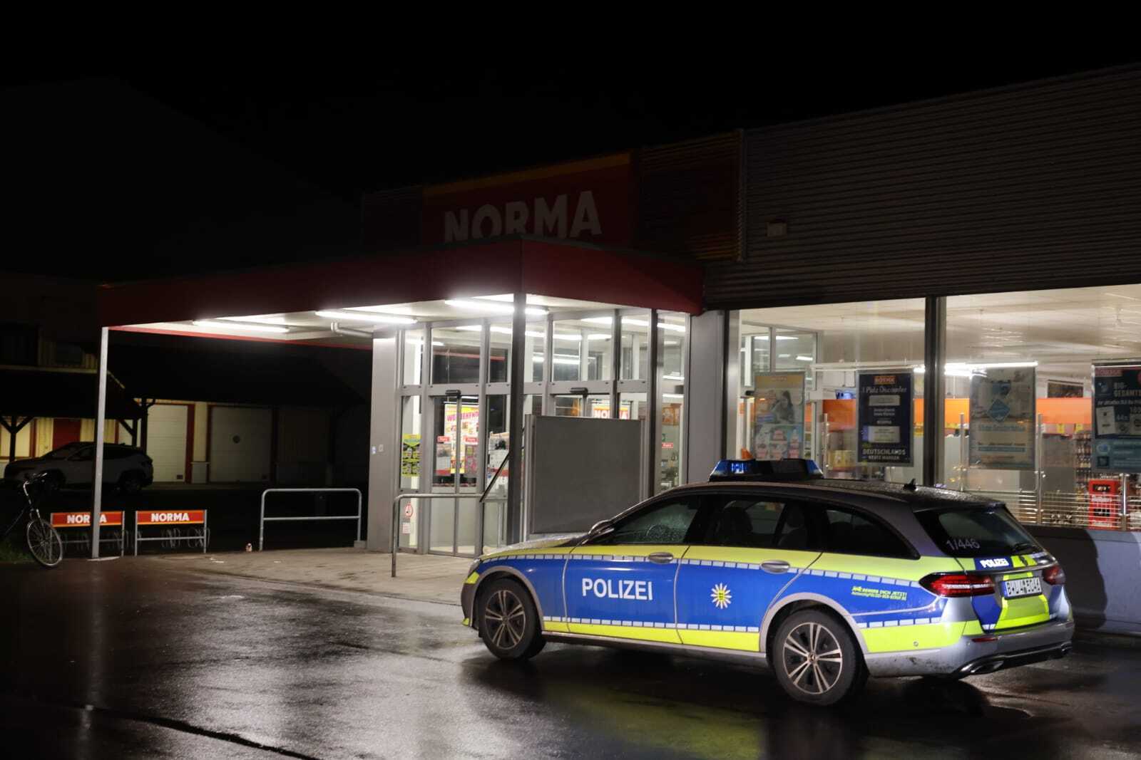 Großfahndung in Weinstadt: Täter nach Raubüberfall auf Norma flüchtig - Polizeibericht Rems-Murr ...