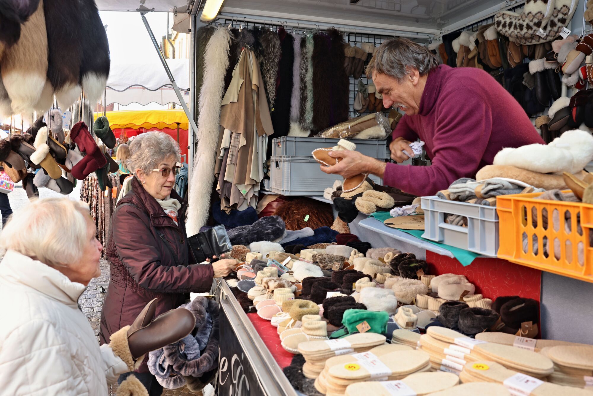 Mützen, Schals und Socken auf dem Krämermarkt gefragt - Nachrichten aus ...