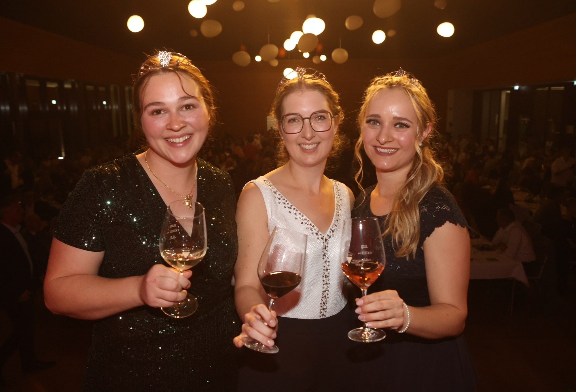 Carolin Häußer aus Winnenden ist neue Württemberger Weinkönigin ...