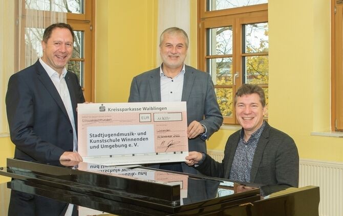 Satter Scheck der Kreissparkasse Waiblingen für die Musikschule ...