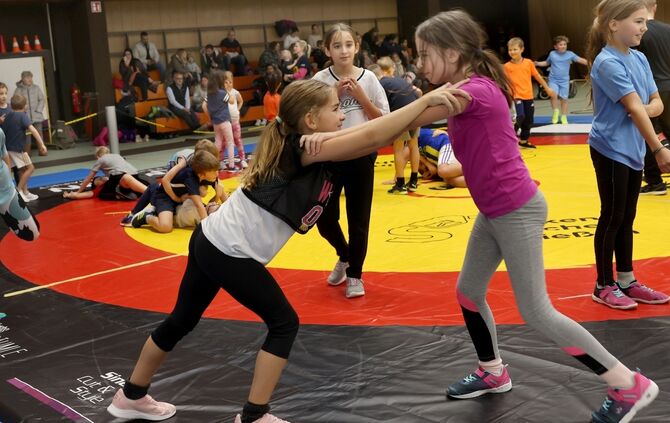 "Raufen nach Regeln": 75 Schüler treten in Korb im Ringen gegeneinander ...