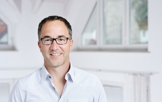 Wofür SWR-Moderator Jürgen Hörig auf der Weihnachtswelt Schorndorf Geld ...