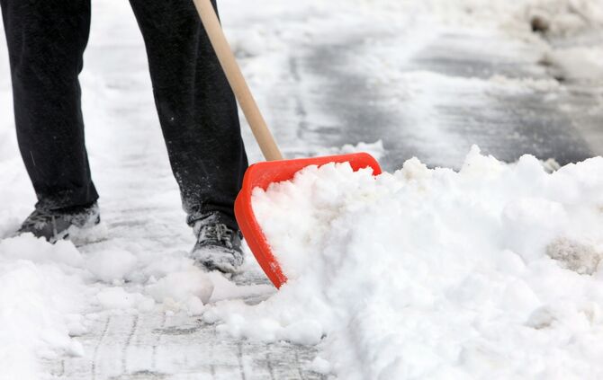 Schnee-Schippen und Streuen in Winnenden: Bis 7 Uhr muss der Gehweg ...