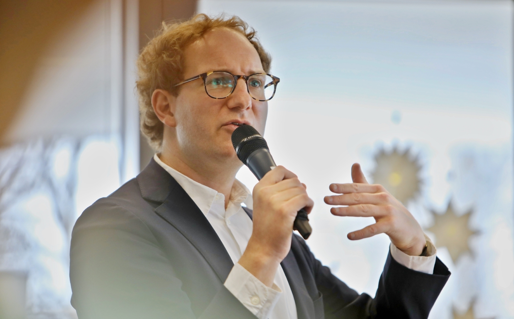 David de Jong spricht in Waiblingen über "braunes Erbe" von Porsche und ...