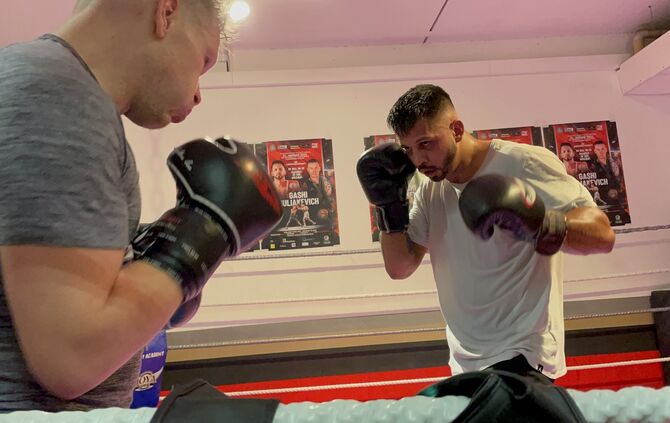 Boxer Kasim Gashi kämpft in Alfdorf gegen Almir Skrijelj um den EM ...