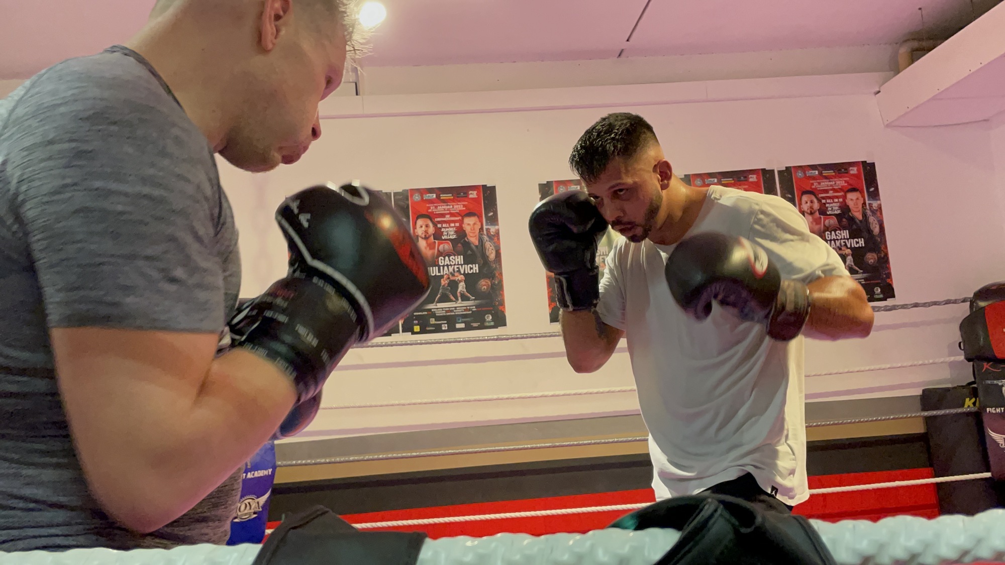 Boxer Kasim Gashi kämpft in Alfdorf gegen Almir Skrijelj um den EM ...