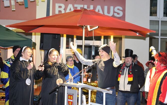 Rathaussturm Leutenbach: Bürgermeister Jürgen Kiesl mit tätowierten Armen?! - Nachrichten aus ...