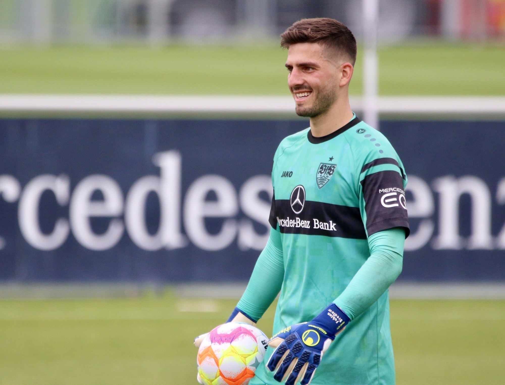 VfB gegen FC Bayern: Warum Keeper Fabian Bredlow jetzt besonders im ...