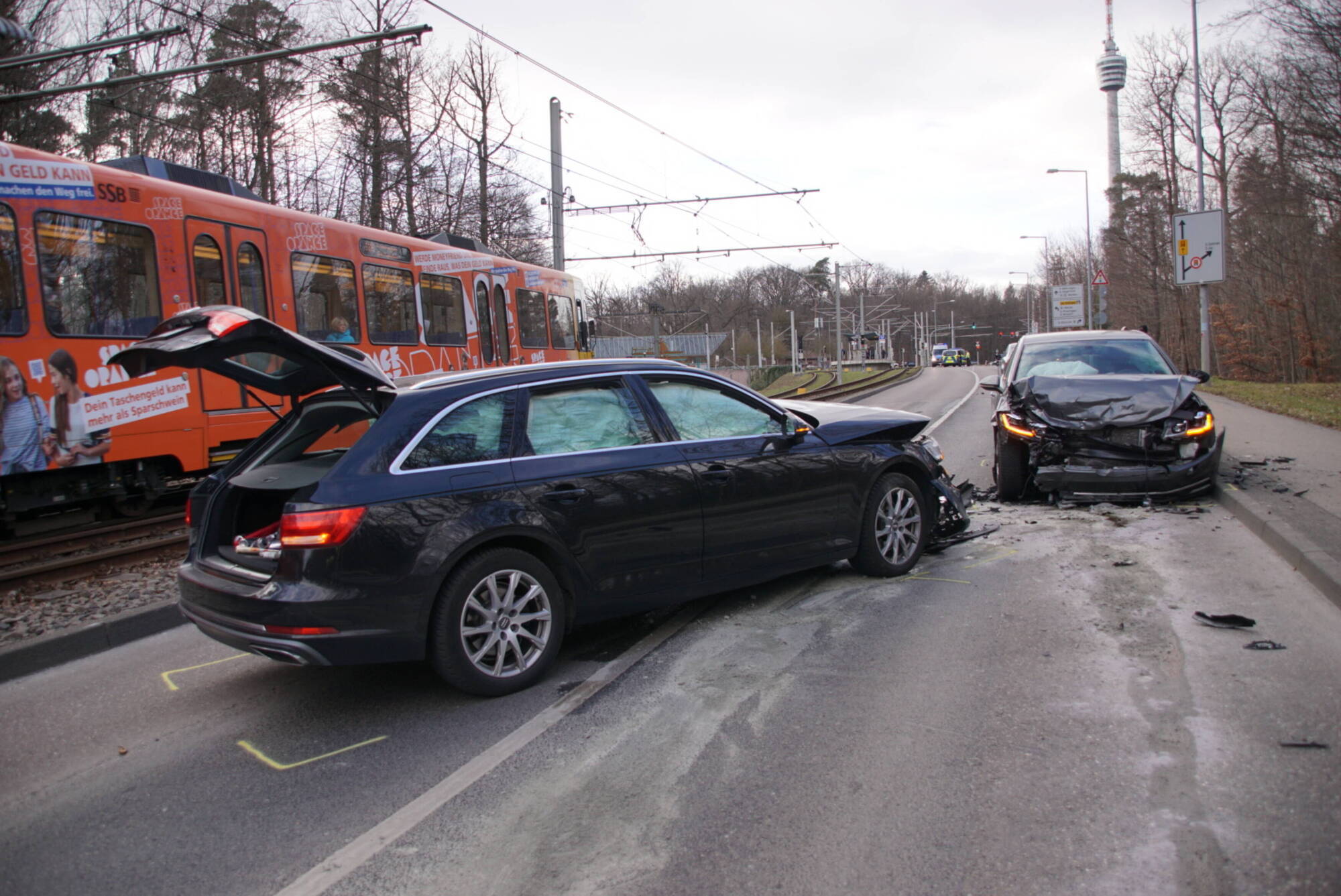 Frontalzusammenstoß in Stuttgart: Auto gerät in Gegenverkehr – zwei Verletzte - Nachrichten aus ...