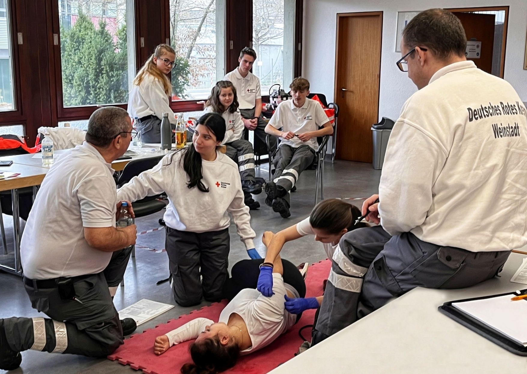 Waiblingen: Rotes Kreuz bildet 14 Sanitäter aus - Training für den ...