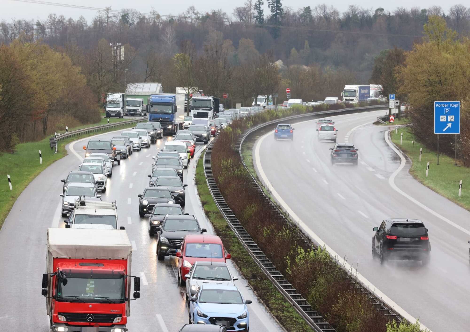 Stau auf der B14 in Richtung Stuttgart: Lkw stand auf rechtem ...