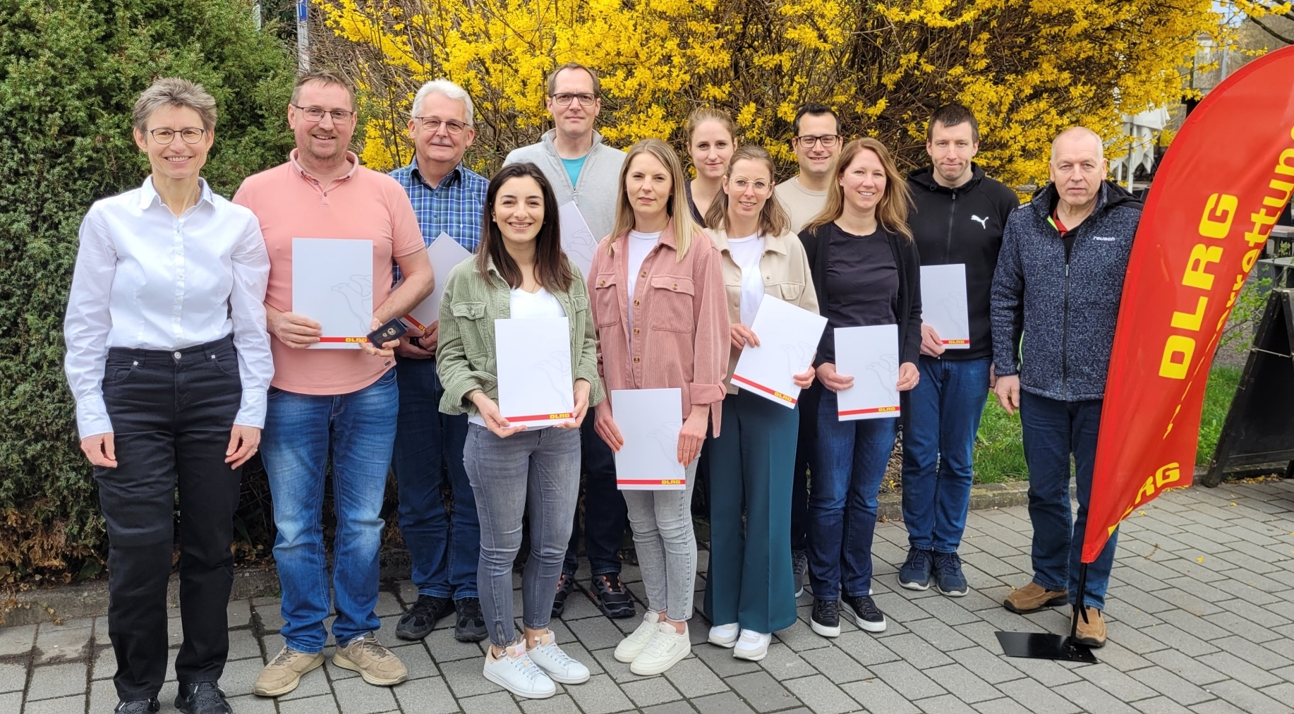 DLRG Kernen verleiht höchstes Abzeichen in Gold mit Brillant ...