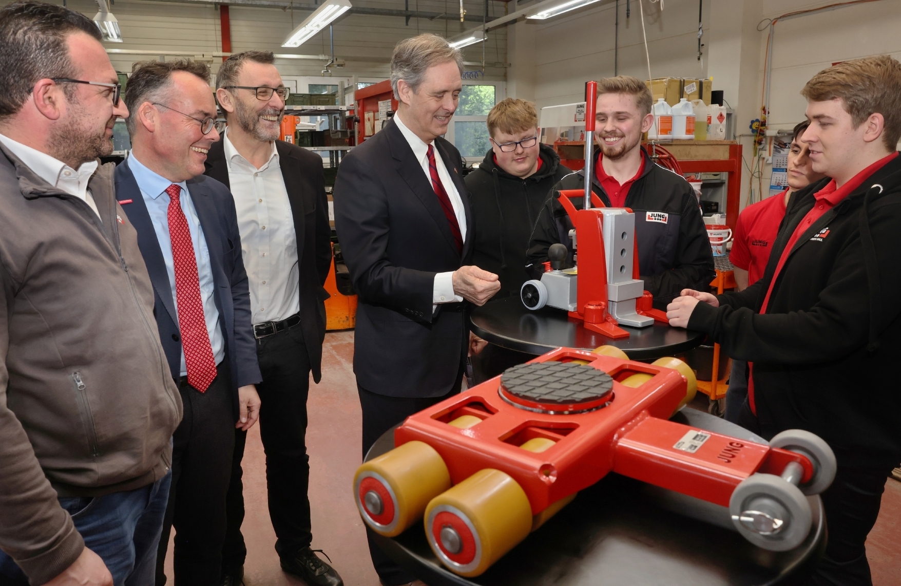 US-Generalkonsul Thatcher Scharpf besucht Firma Jung in Waiblingen ...