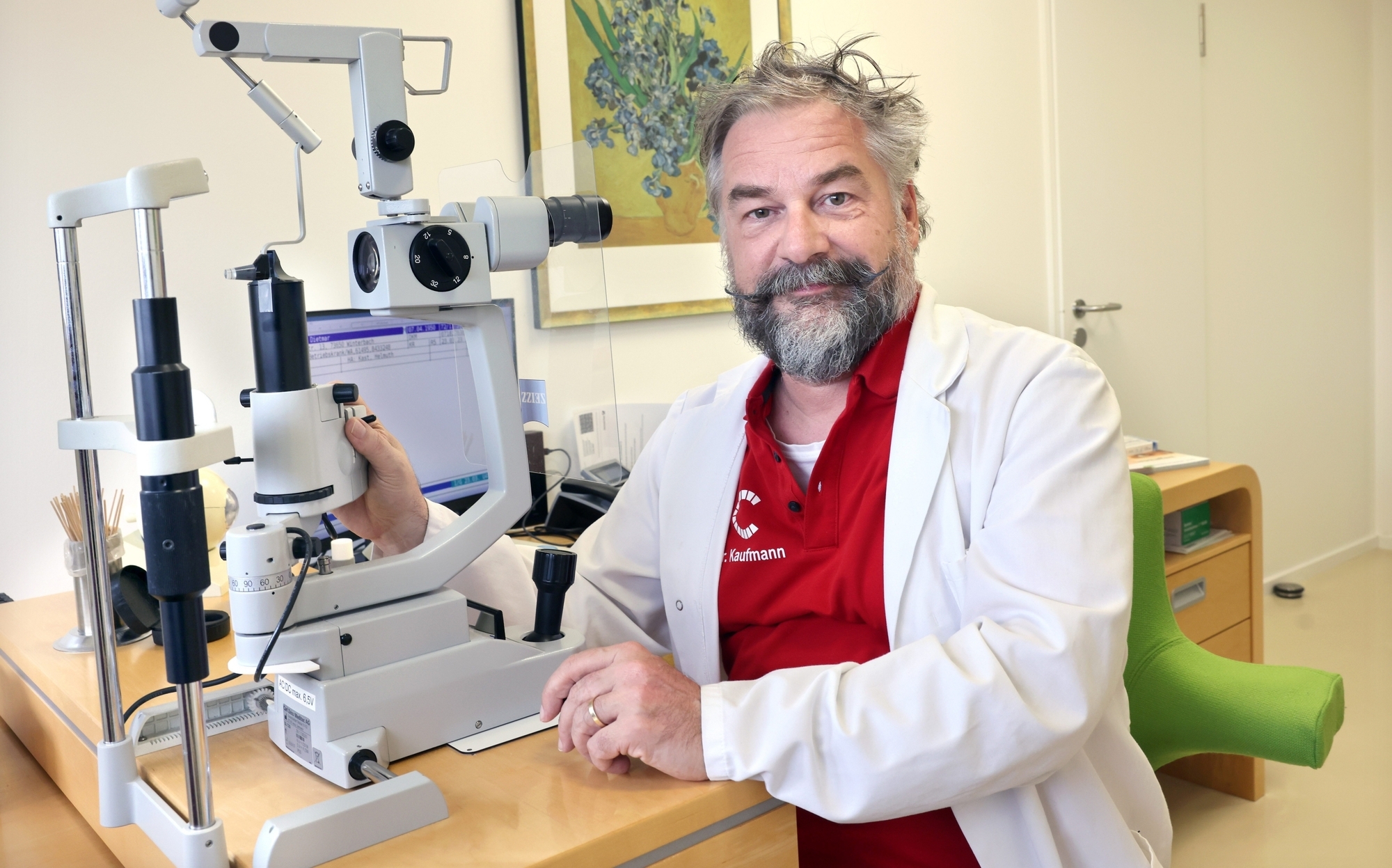 Wieso ein Augenarzt aus Kernen jahrelang Menschen in Afrika behandelte ...