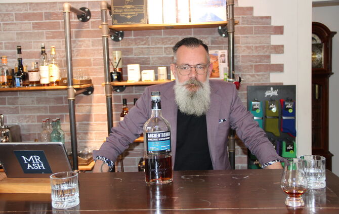 Anzüge kaufen und dabei Whiskey trinken: Mr. Ash in Stuttgart erfüllt Männer-Träume ...