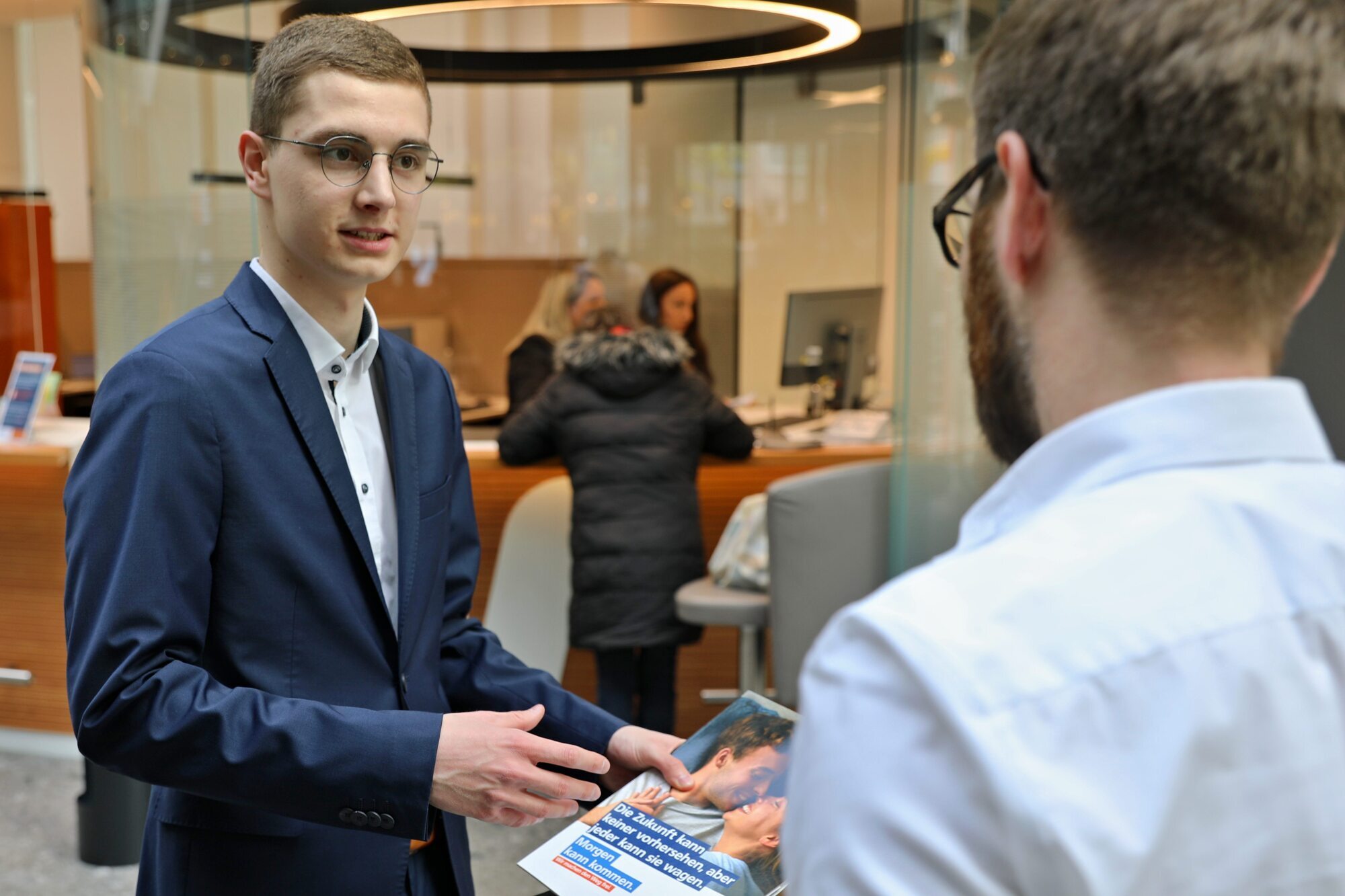 So läuft das Bankgeschäft: Bankkaufmann-Azubi Jonas Öttle über seine ...
