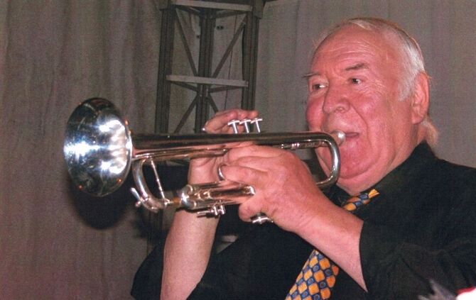 Vollblutmusiker und Schorndorfer Urgestein: Eberhard "Pat" Schock ist tot - Nachrichten aus ...