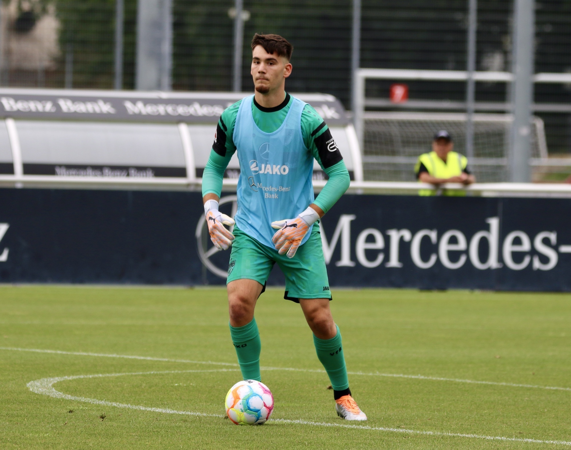 VfB sucht Brückentorwart: Dennis Seimen gehört die Zukunft - wem die ...