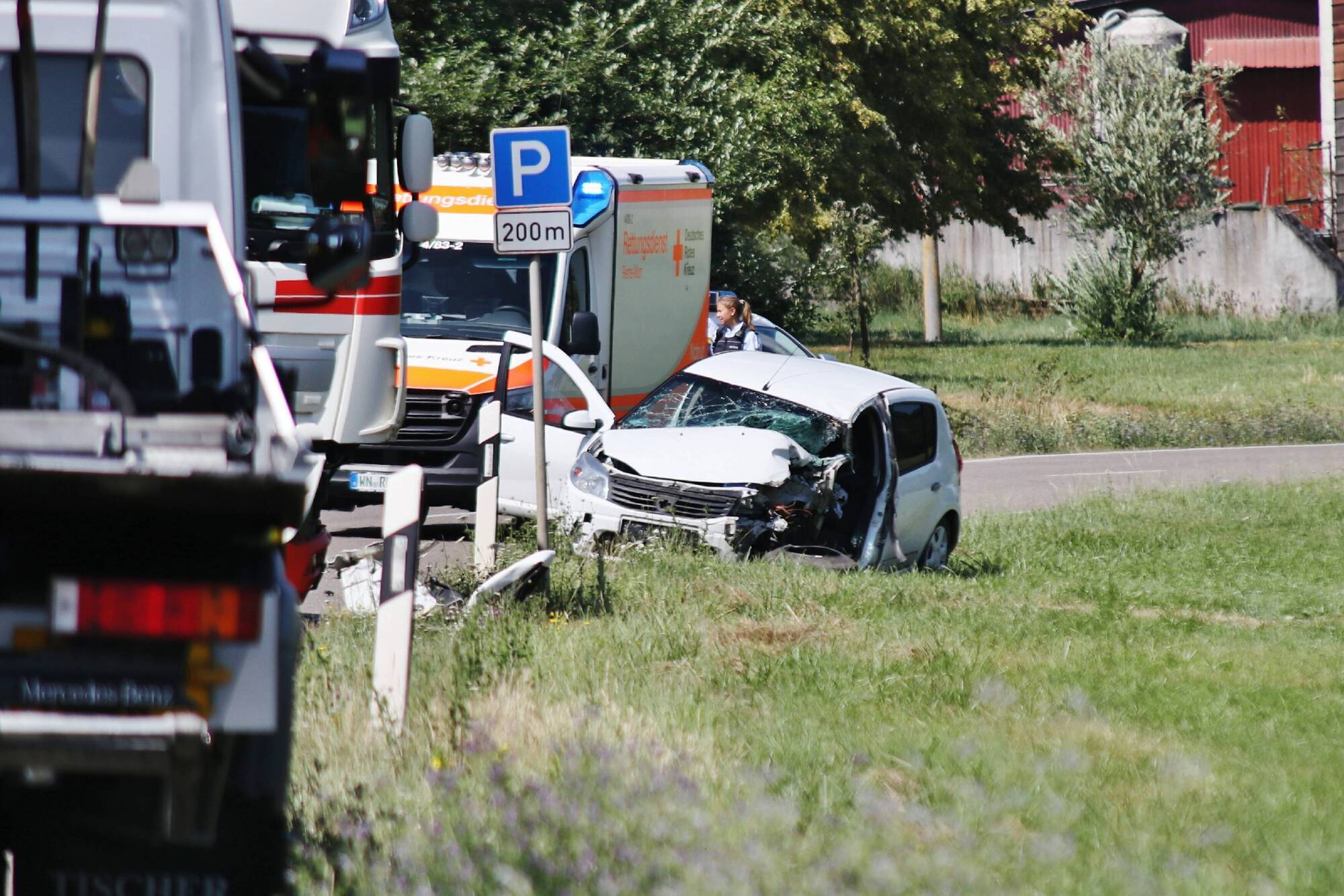 Unfall bei Murrhardt: Dacia stößt mit Lkw zusammen, Fahrer schwer ...