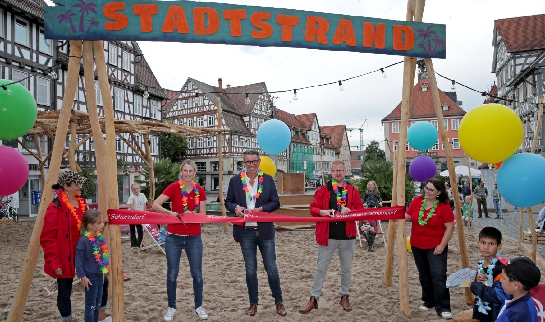 80 Tonnen Sand und bunte Luftballons: Stadtstrand in Schorndorf ist ...