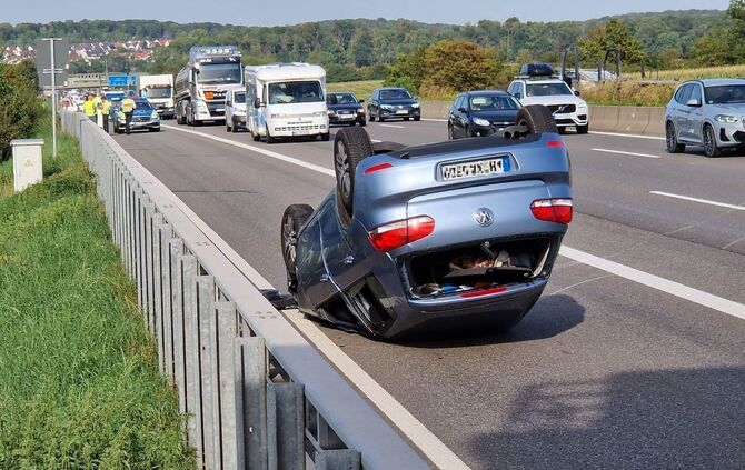 A81 bei Stuttgart-Zuffenhausen: Auto überschlägt sich und landet auf dem Dach - Nachrichten aus ...