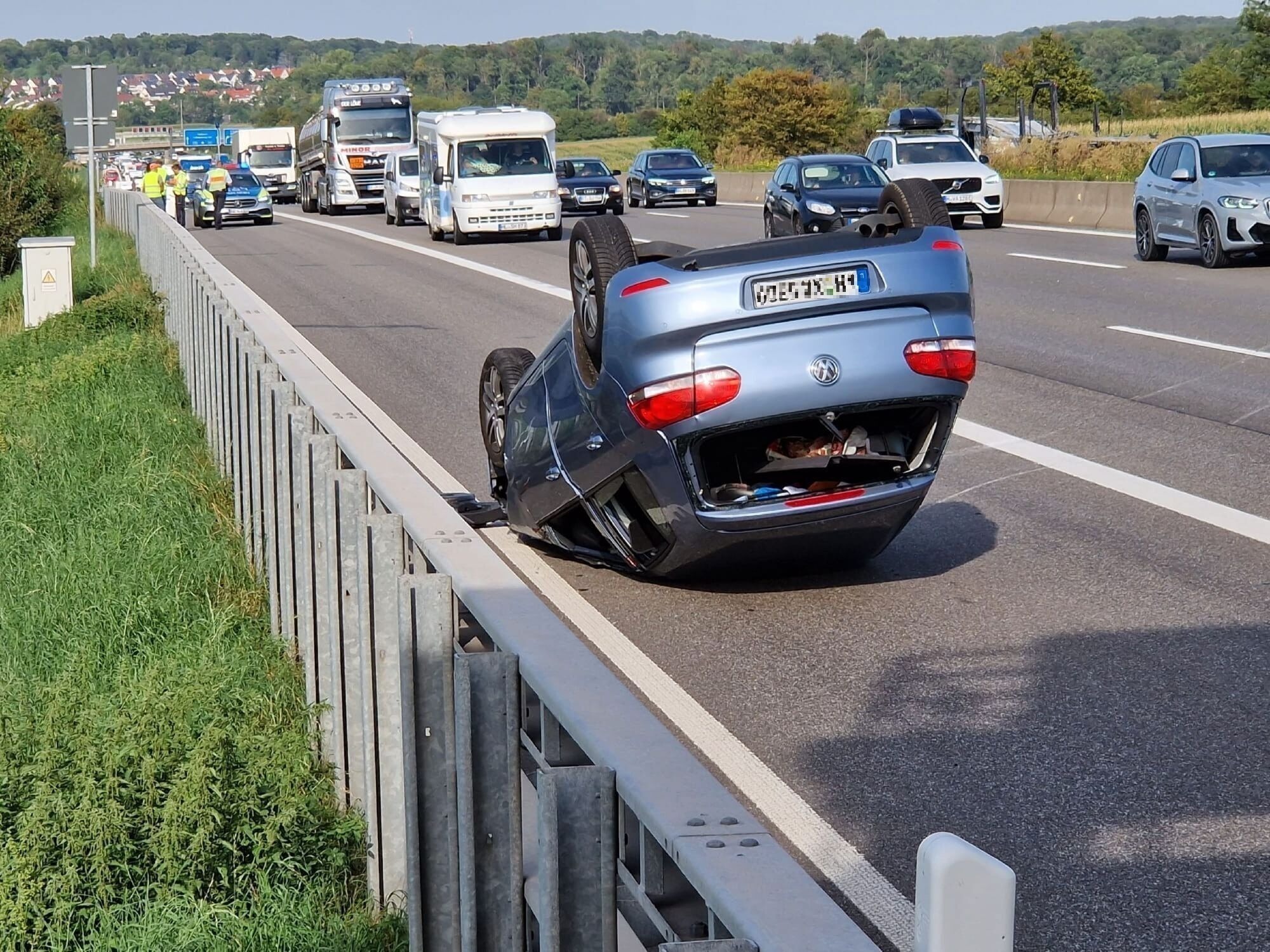 A81 bei Stuttgart-Zuffenhausen: Auto überschlägt sich und landet auf dem Dach - Nachrichten aus ...